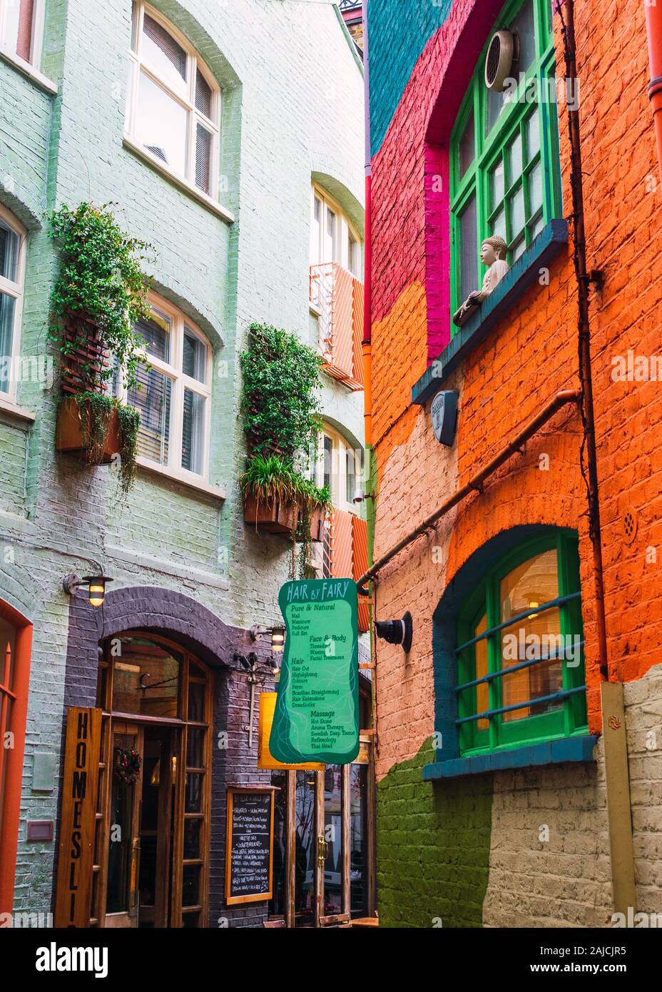 Small alleyway in london hi-res stock photography and images - Alamy