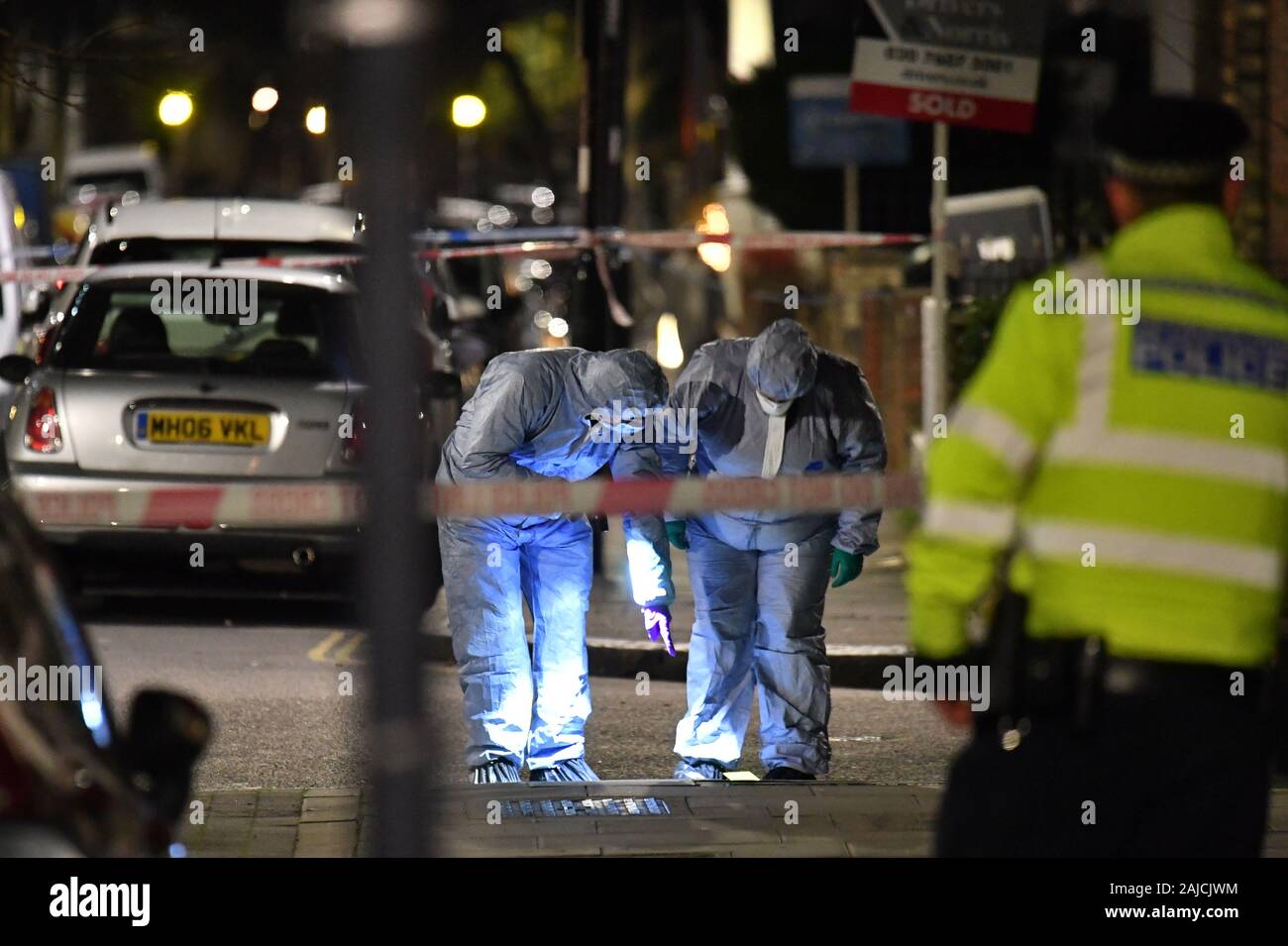 Crime scene police officers police cordon hi-res stock photography and ...