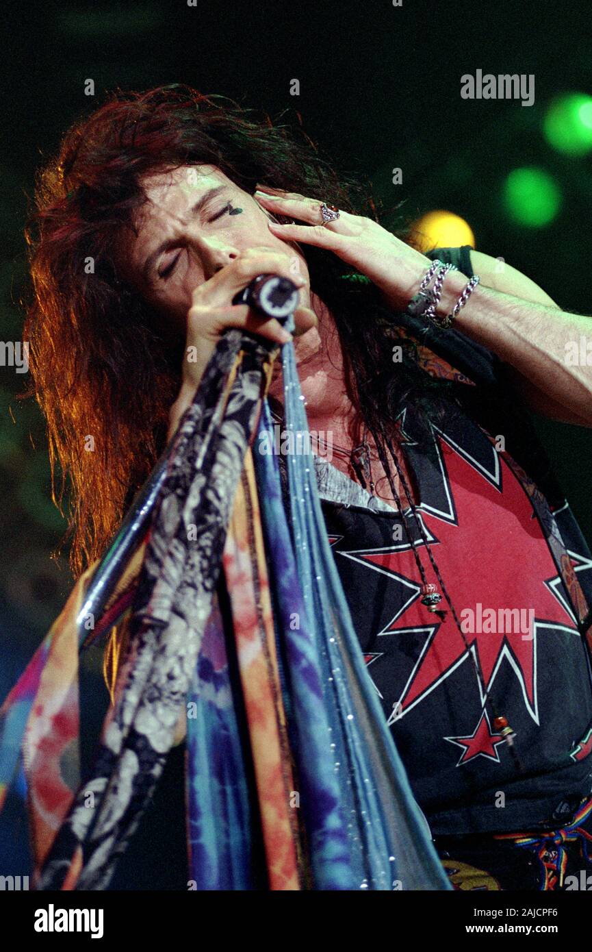 Steven tyler aerosmith hi-res stock photography and images - Alamy