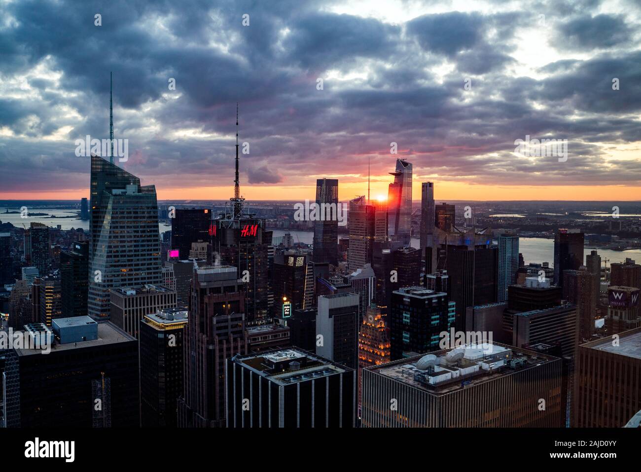View of the New York skyline at sunset from the Top of the Rock ...