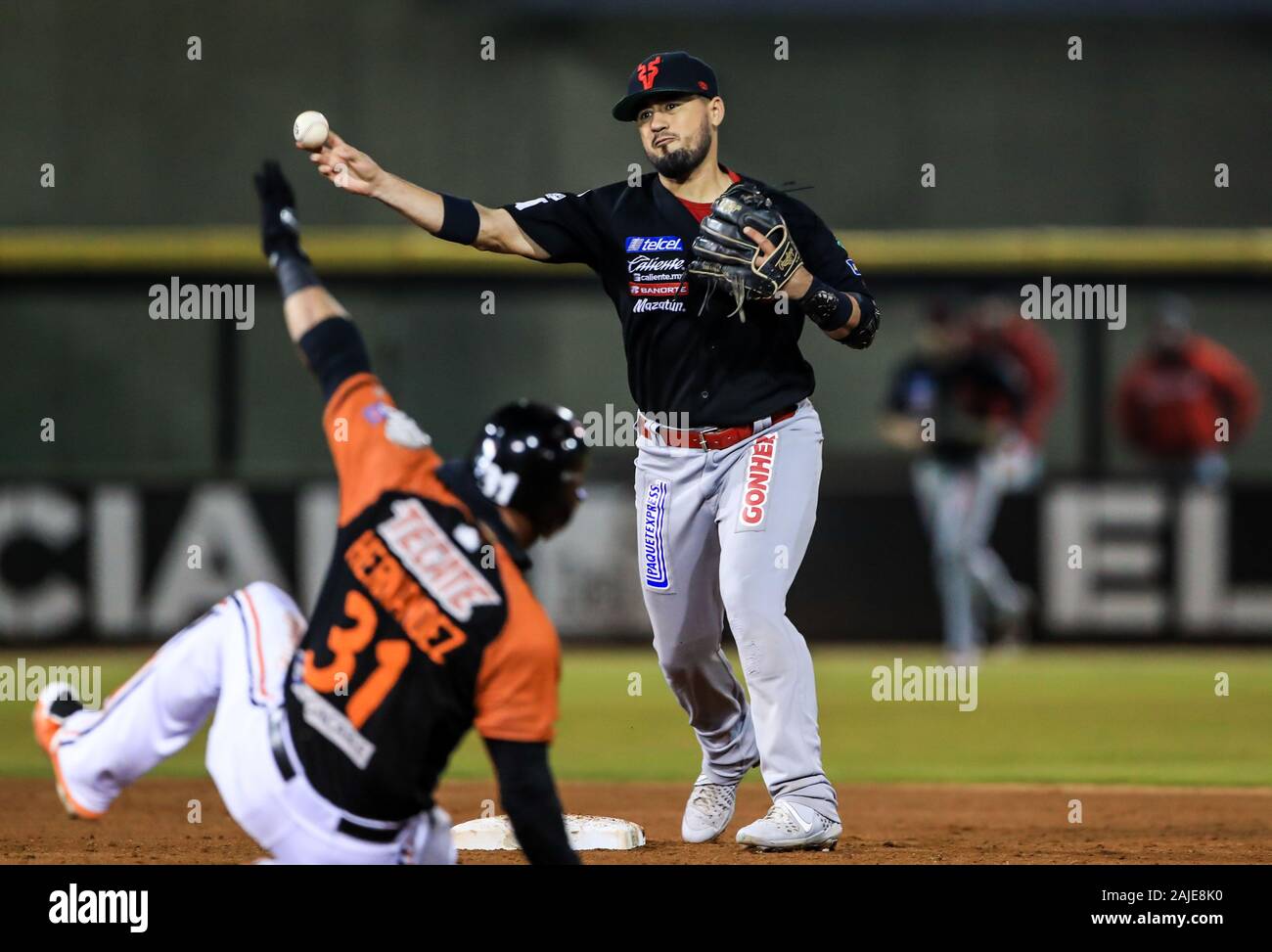 Acciones del partido de beisbol entre Venados de Mazatlan vs Naranjeros ...
