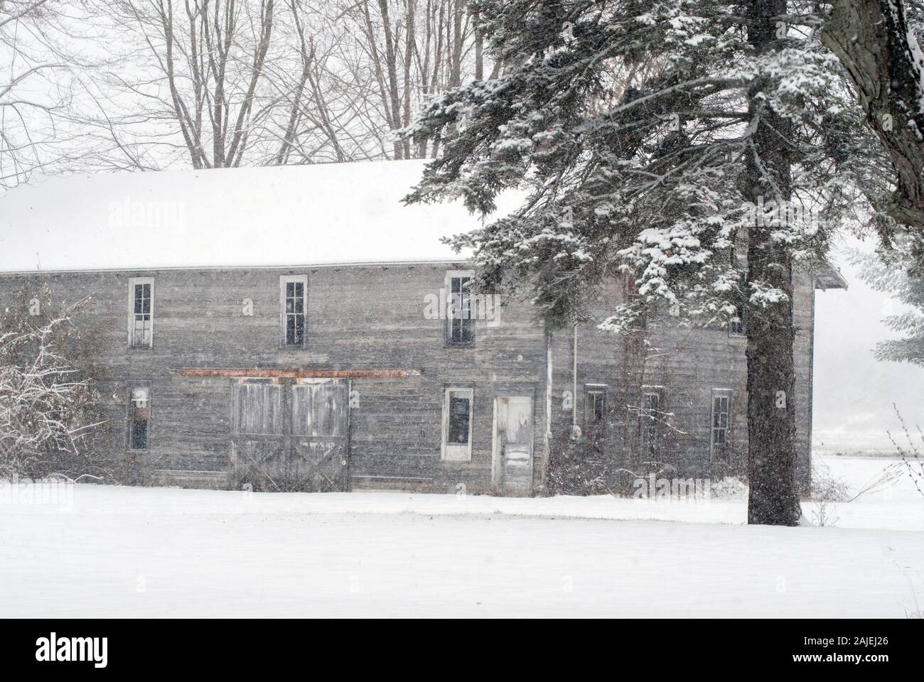 Michigan barn in the snow hi-res stock photography and images - Alamy