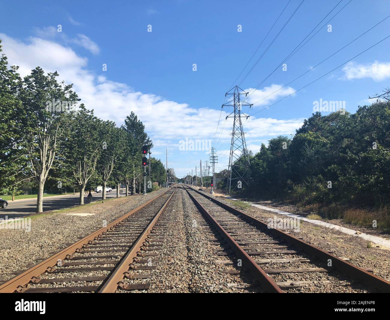 Tree lined train tracks hi-res stock photography and images - Alamy