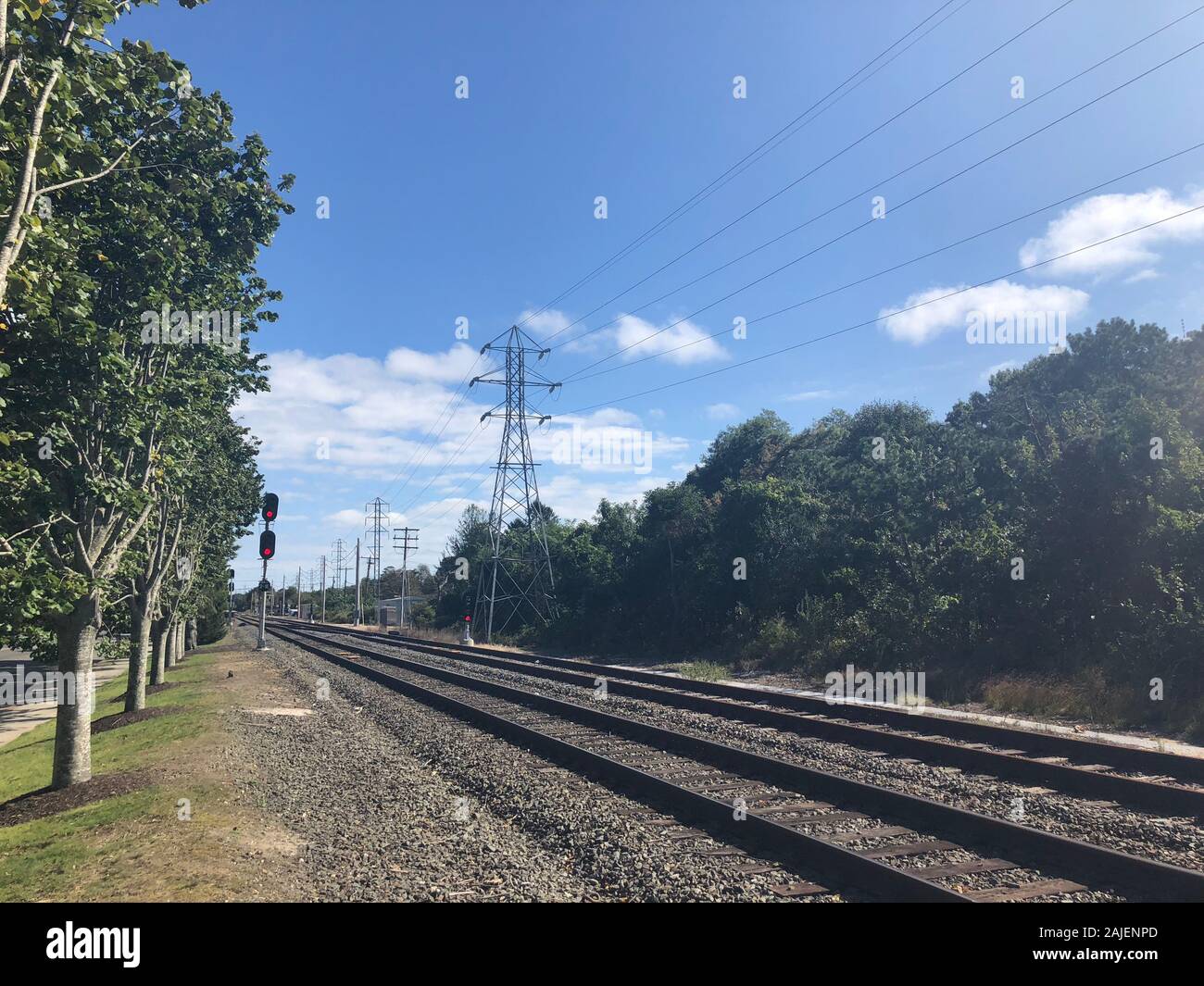 Tree lined train tracks hi-res stock photography and images - Alamy