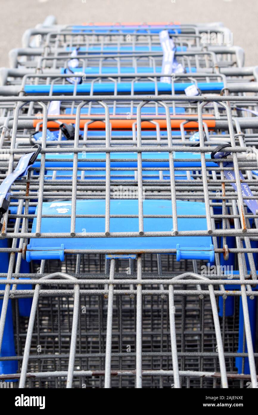 Walmart shopping carts hi-res stock photography and images - Alamy
