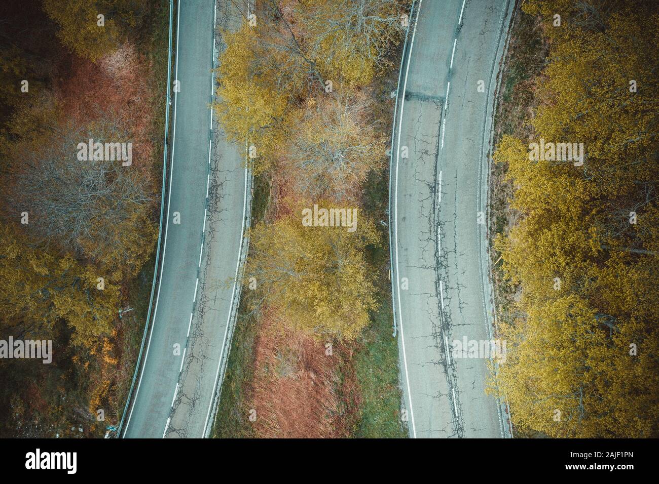 Two roads hi-res stock photography and images - Alamy