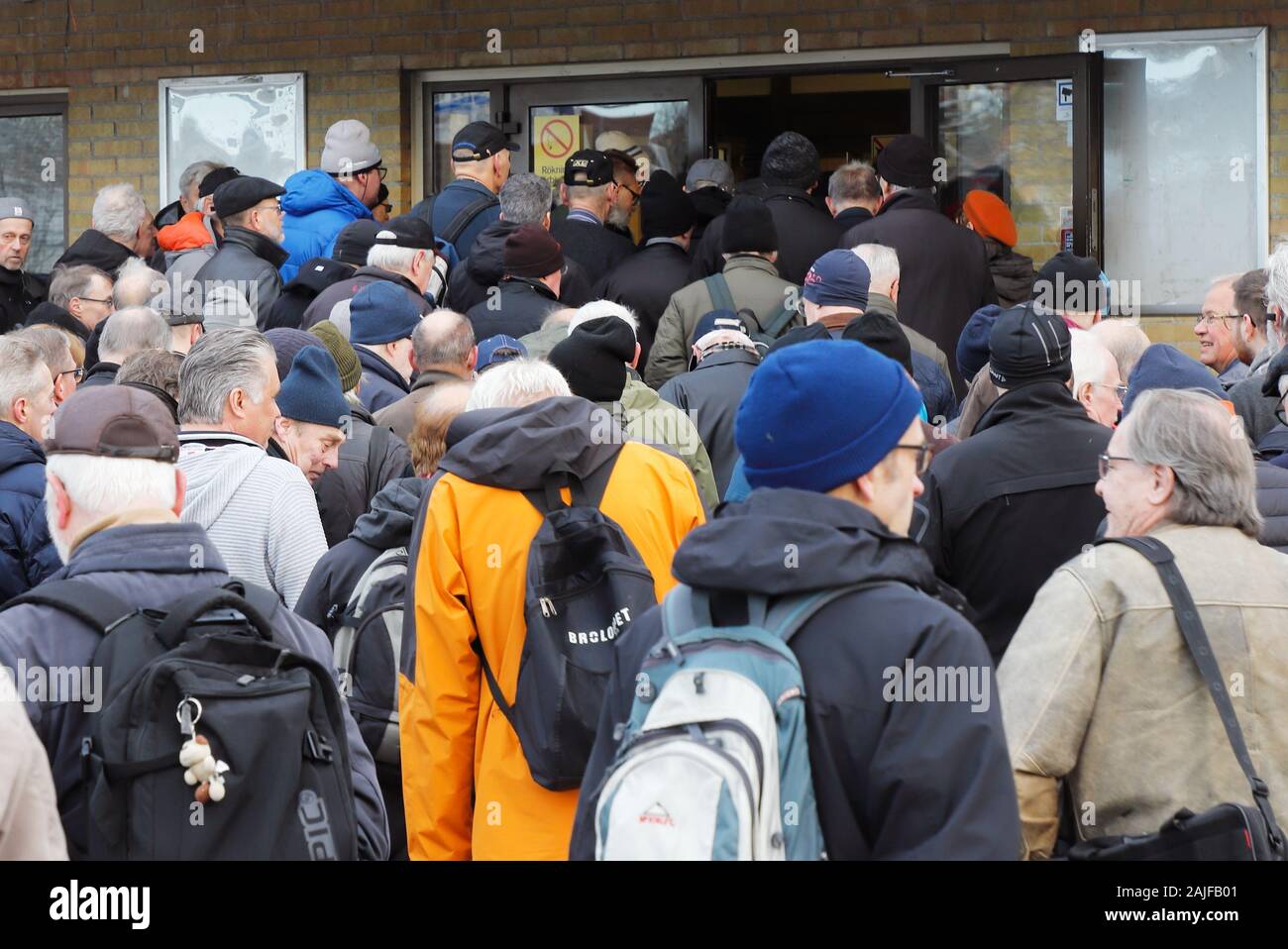 Sports arena crowd hi-res stock photography and images - Alamy