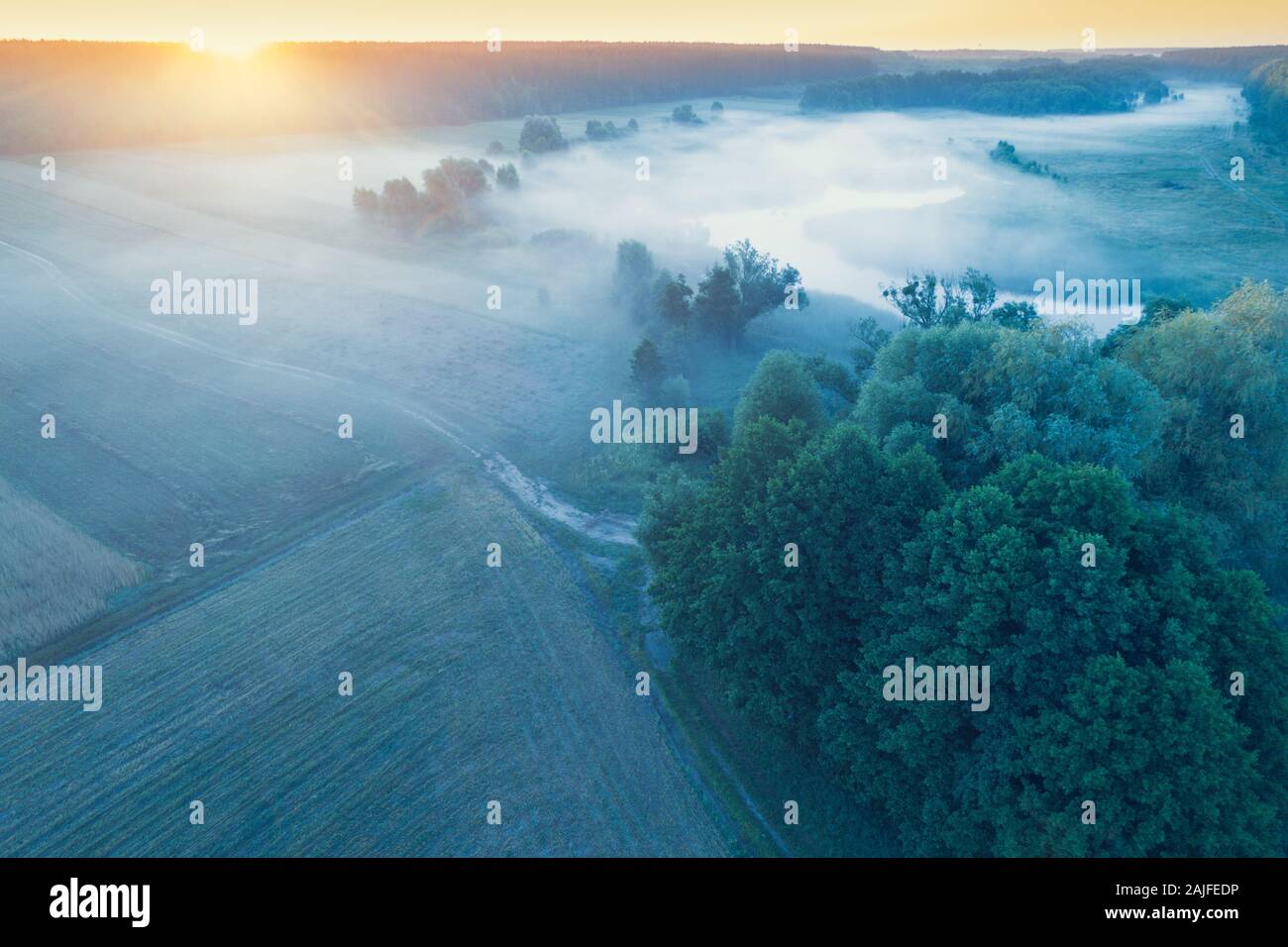 Misty morning in the countryside hi-res stock photography and images ...