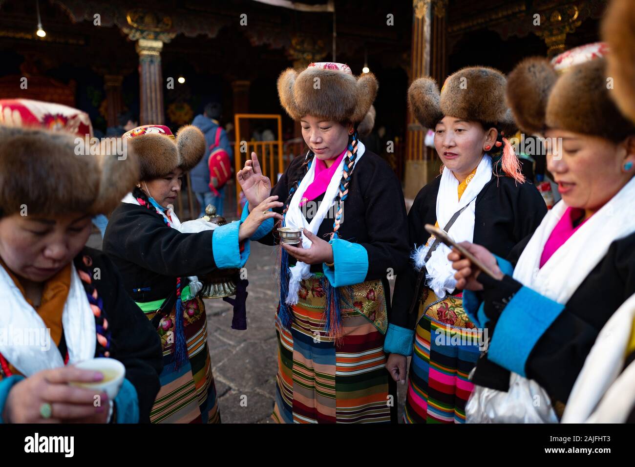 (200104) -- LHASA, Jan. 4, 2020 (Xinhua) -- Women of the Tibetan ethnic ...