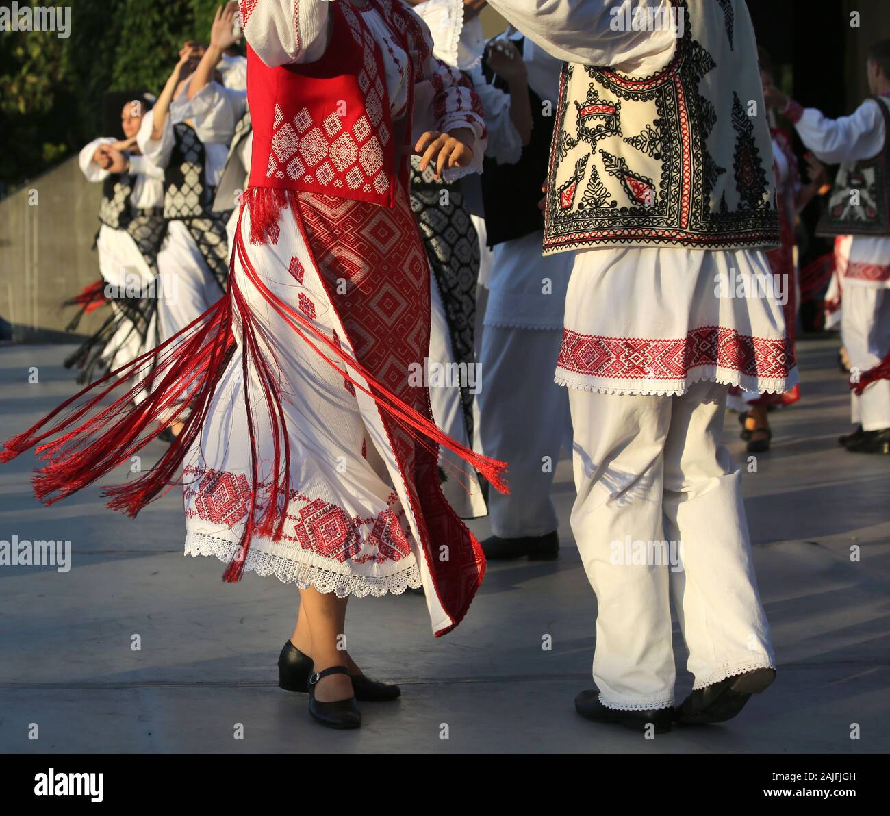 Romania traditional dance hi-res stock photography and images - Alamy