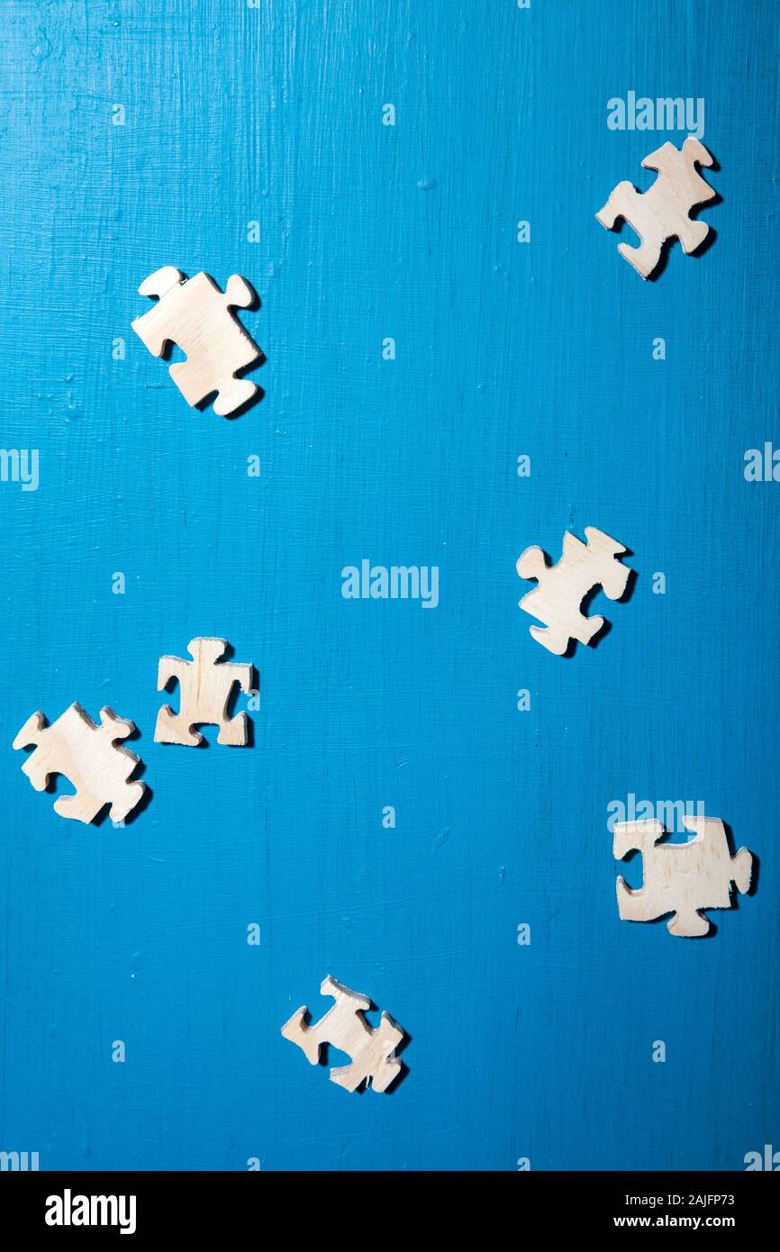 Jigsaw puzzle pieces scattered hi-res stock photography and images - Alamy