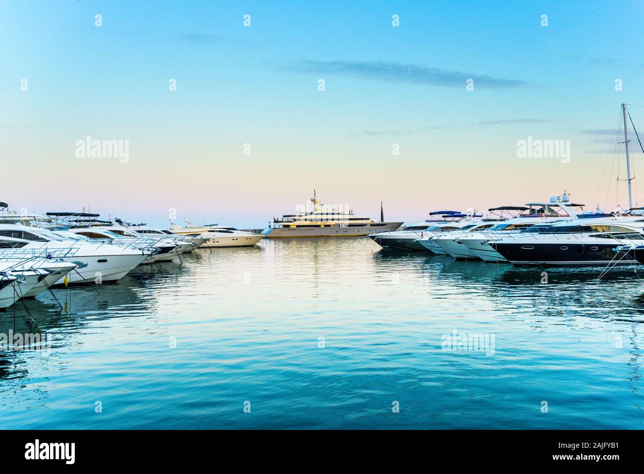 Jose banus marina hi-res stock photography and images - Alamy