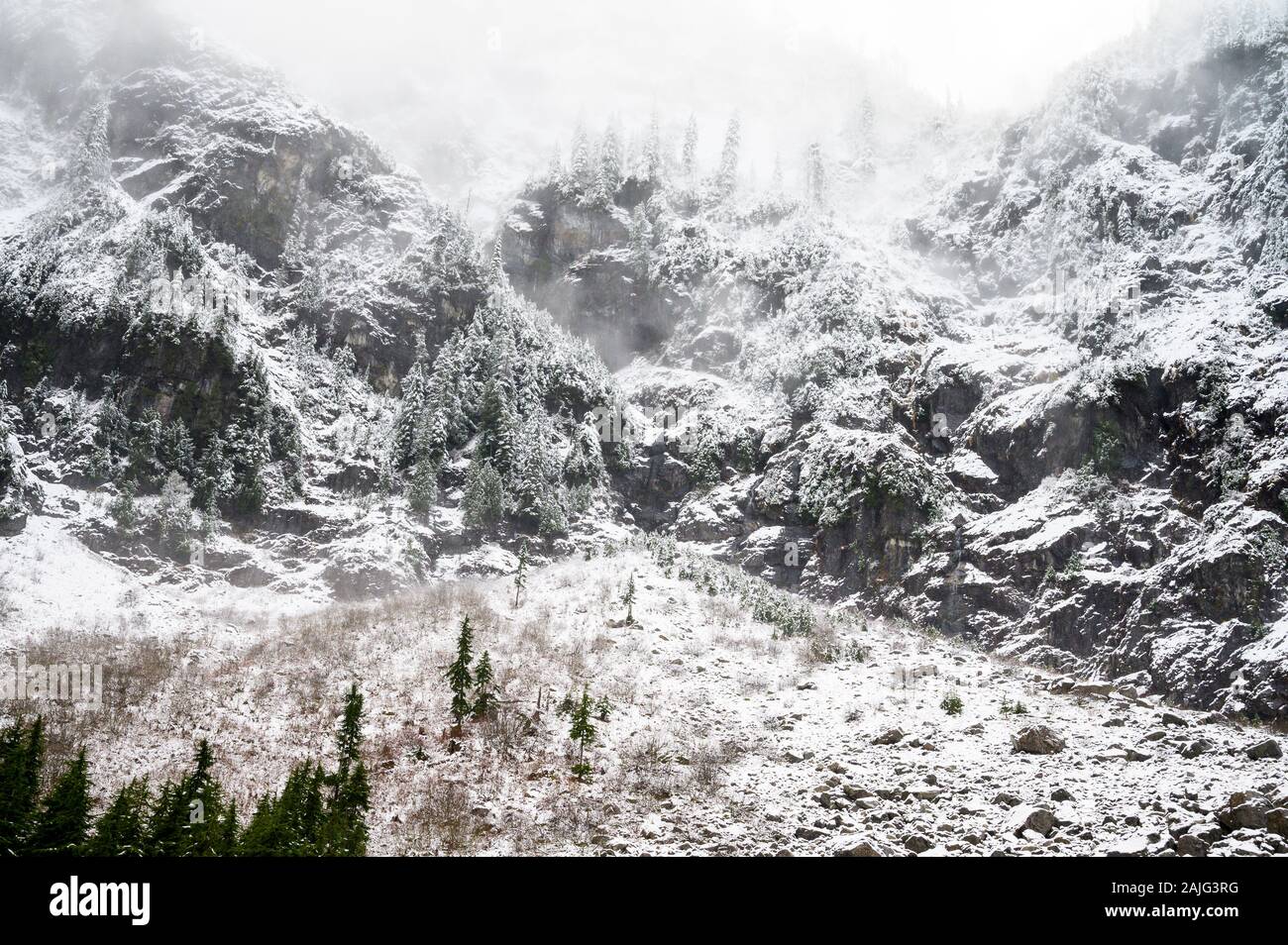 Foggy mountain hi-res stock photography and images - Alamy