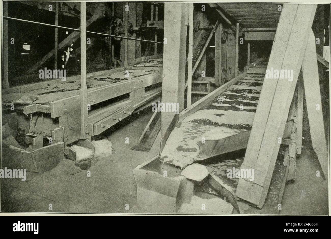 Sifting process hi-res stock photography and images - Alamy