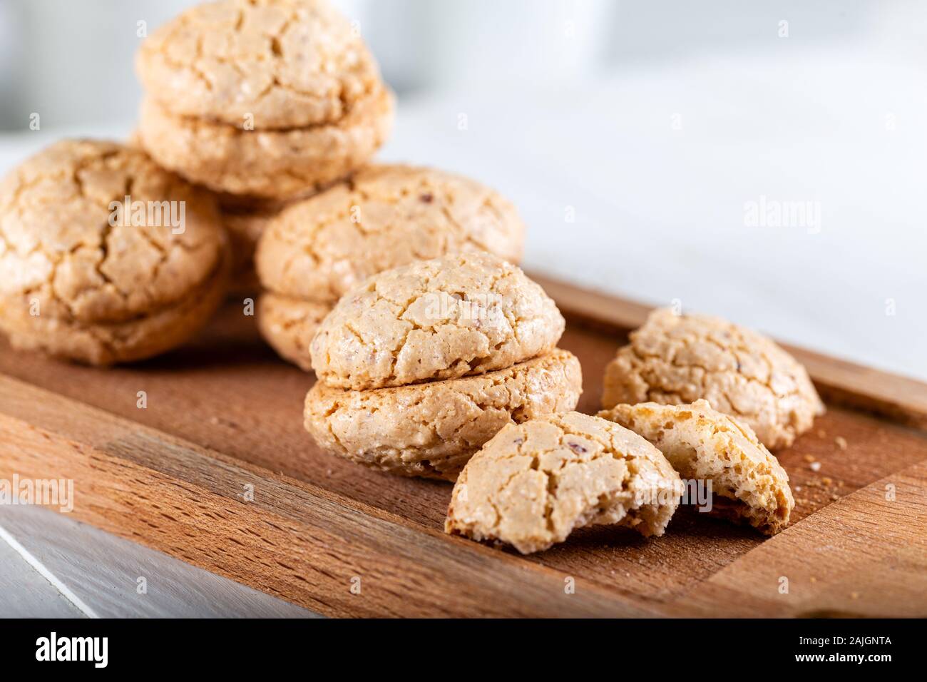 Crunchy macaroons hi-res stock photography and images - Alamy