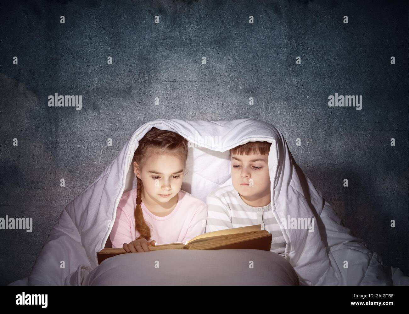Two kids looking under the bed hi-res stock photography and images - Alamy