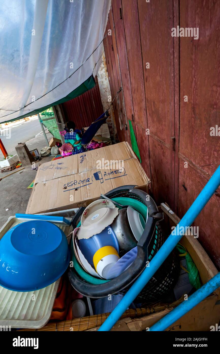 Cardboard shelter hi-res stock photography and images - Alamy