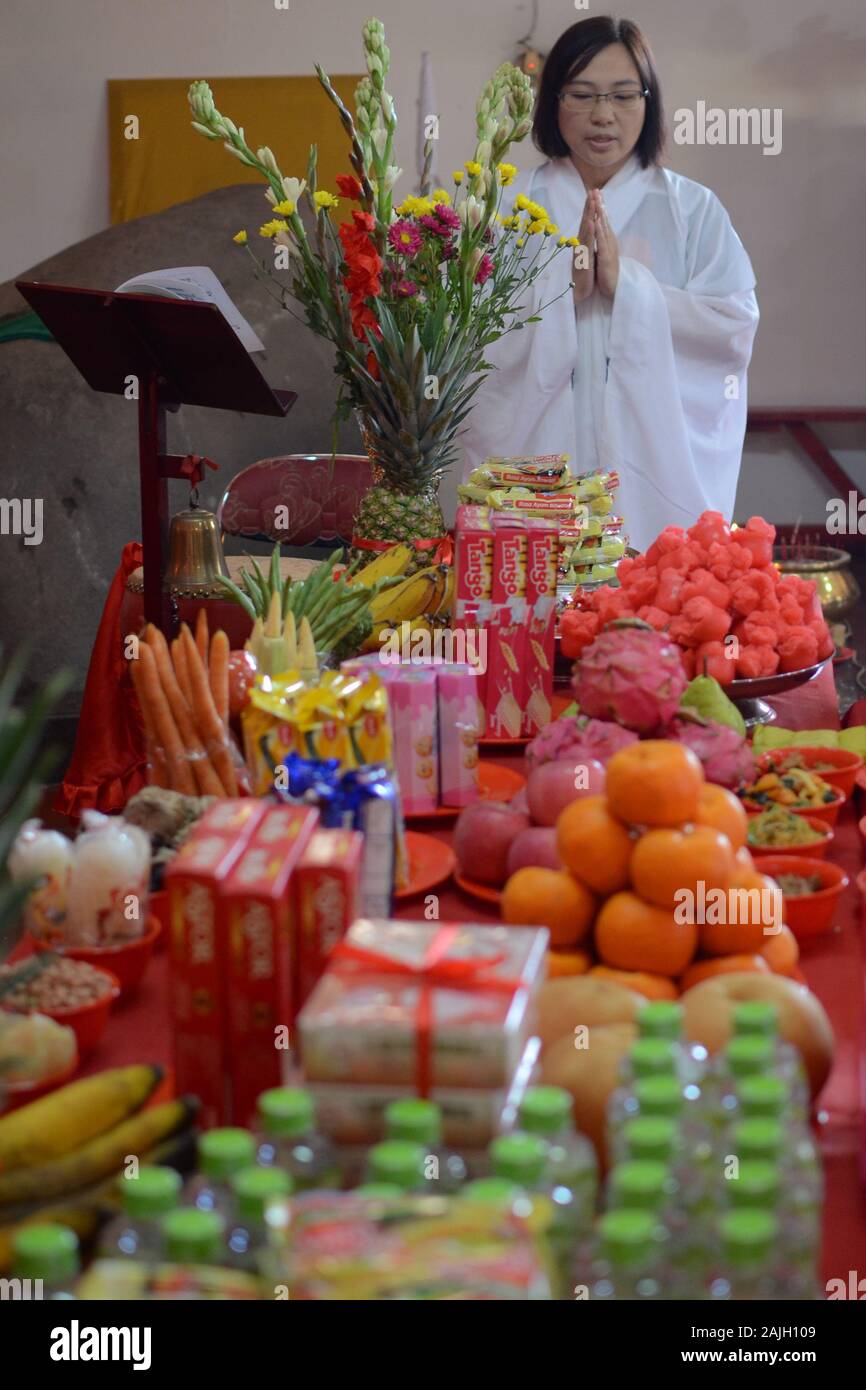 Woman praying altar hi-res stock photography and images - Alamy