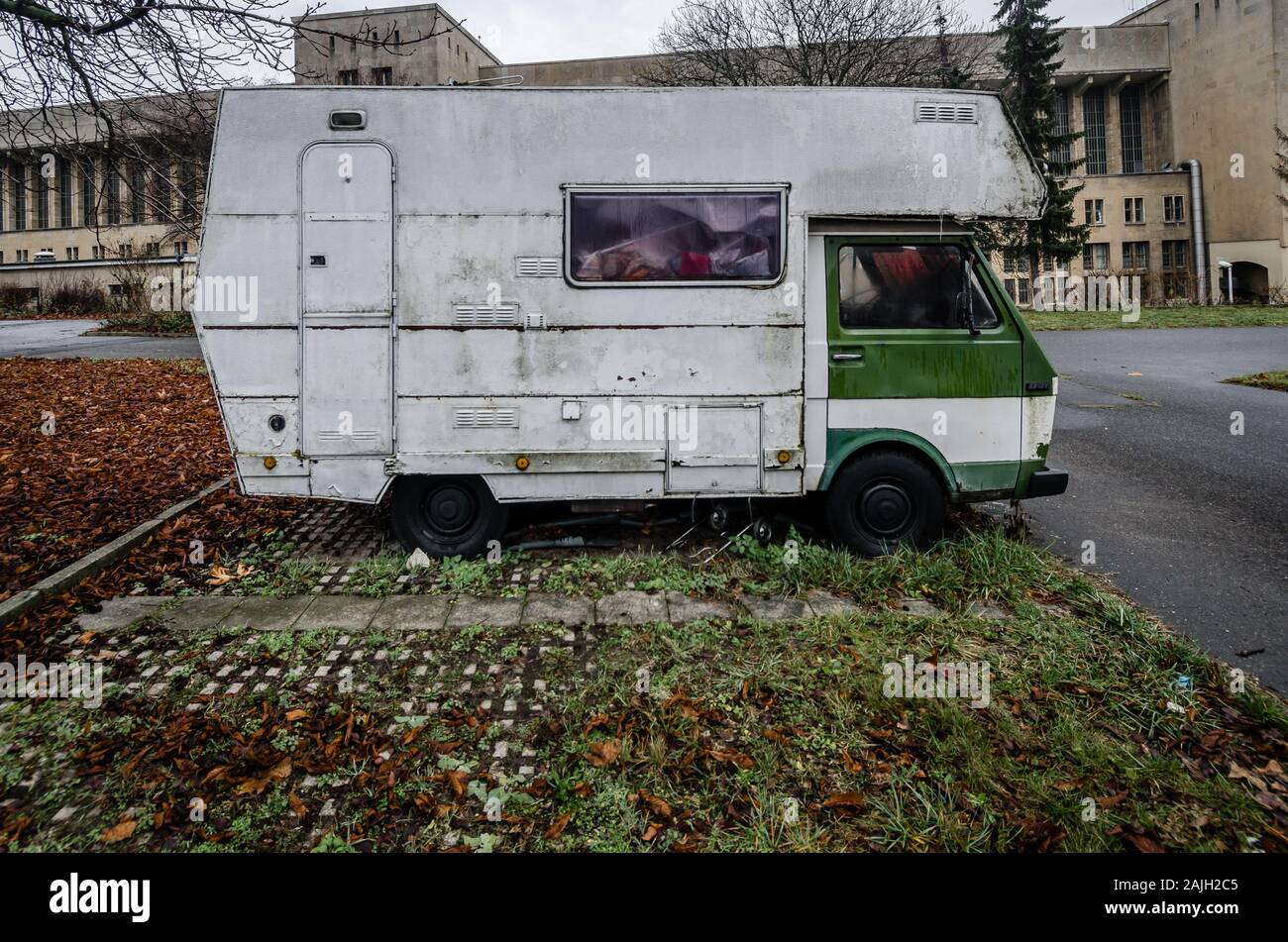 Rusty van hi-res stock photography and images - Alamy