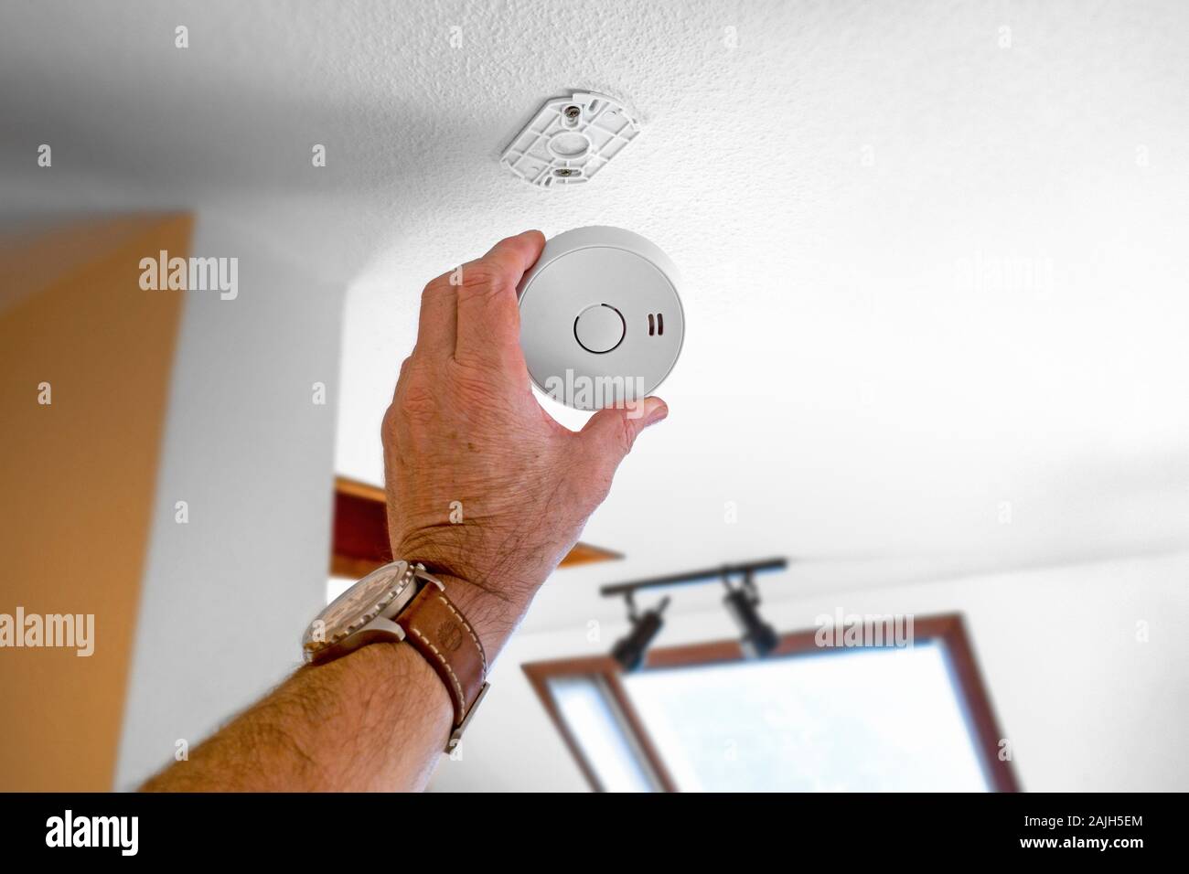 Installing smoke alarm hi-res stock photography and images - Alamy