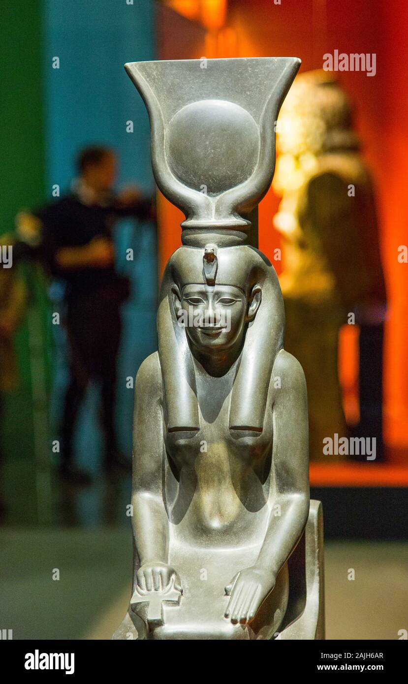 Egyptian goddess isis statue hi-res stock photography and images - Alamy