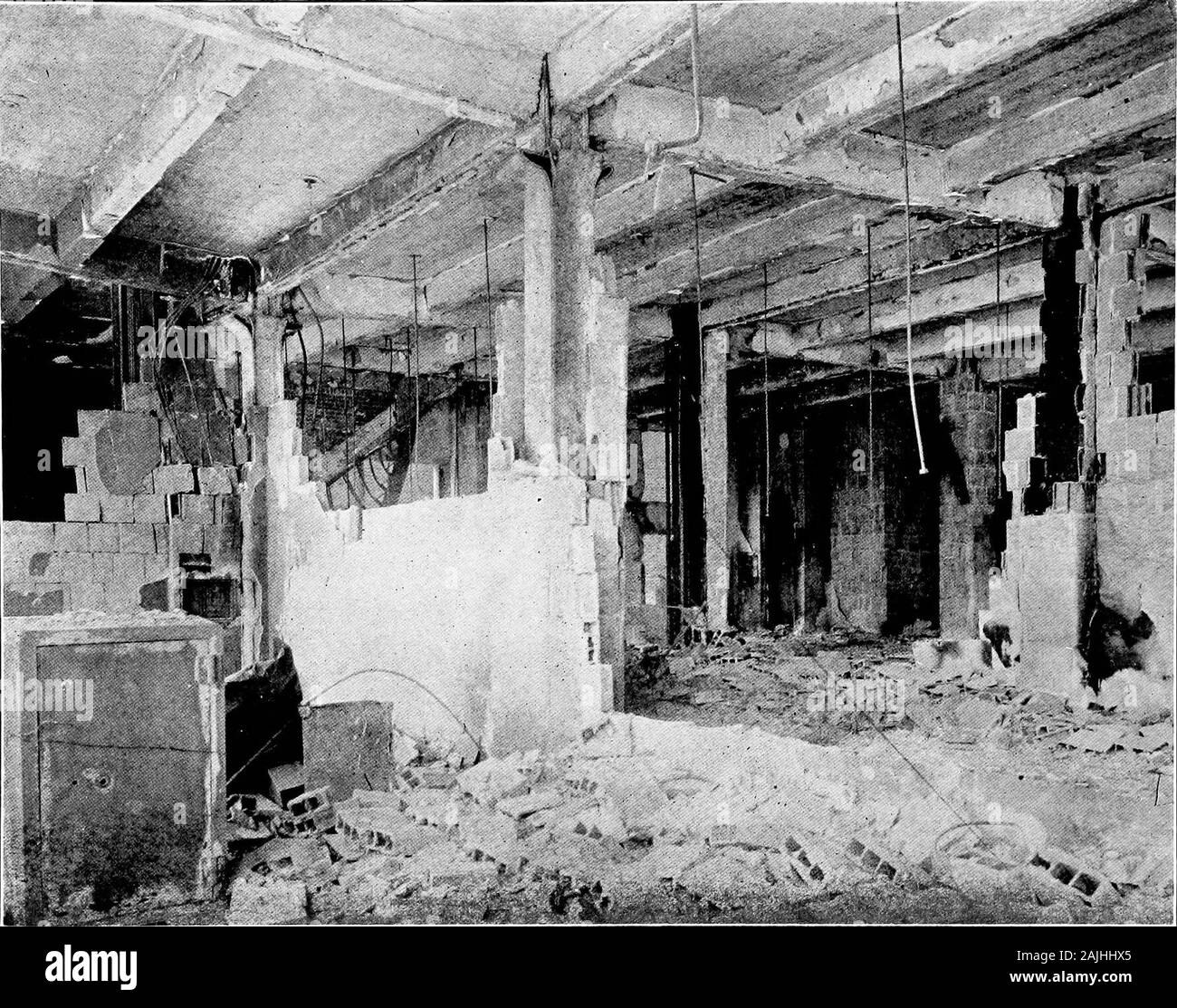 Buckling columns hi-res stock photography and images - Alamy