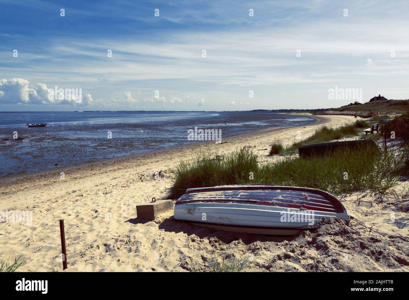 Boote auf dem Sandstrand und im Wattenmeer bei Munkmarsch vor Sylt bei ...