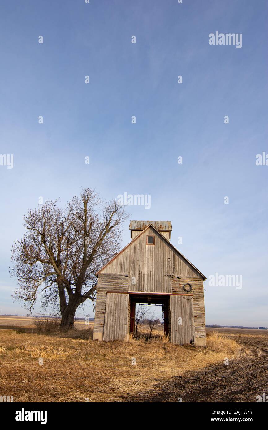 Old corn crib hi-res stock photography and images - Alamy