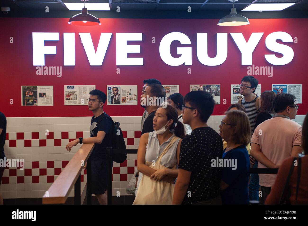 03.01.2020, Singapore, Republic of Singapore, Asia - Customers at the ...