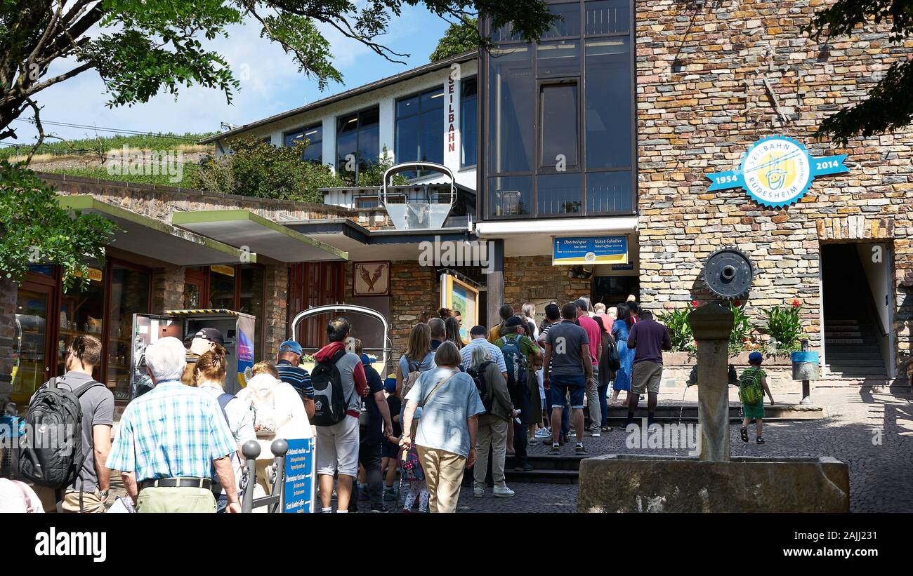Tourists line up for a gondola ride hi-res stock photography and images ...