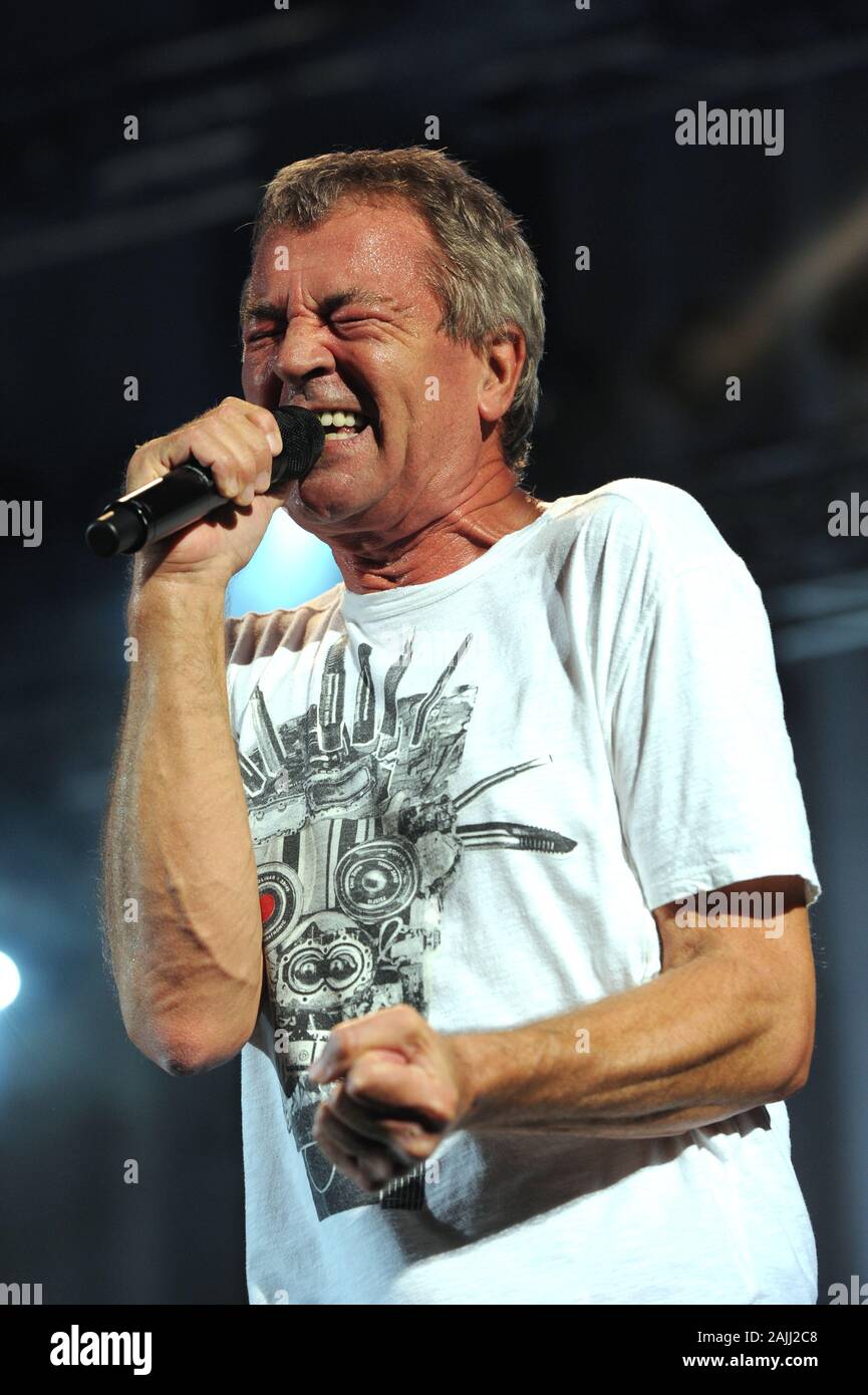 Deep purple singer ian gillan hi-res stock photography and images - Alamy