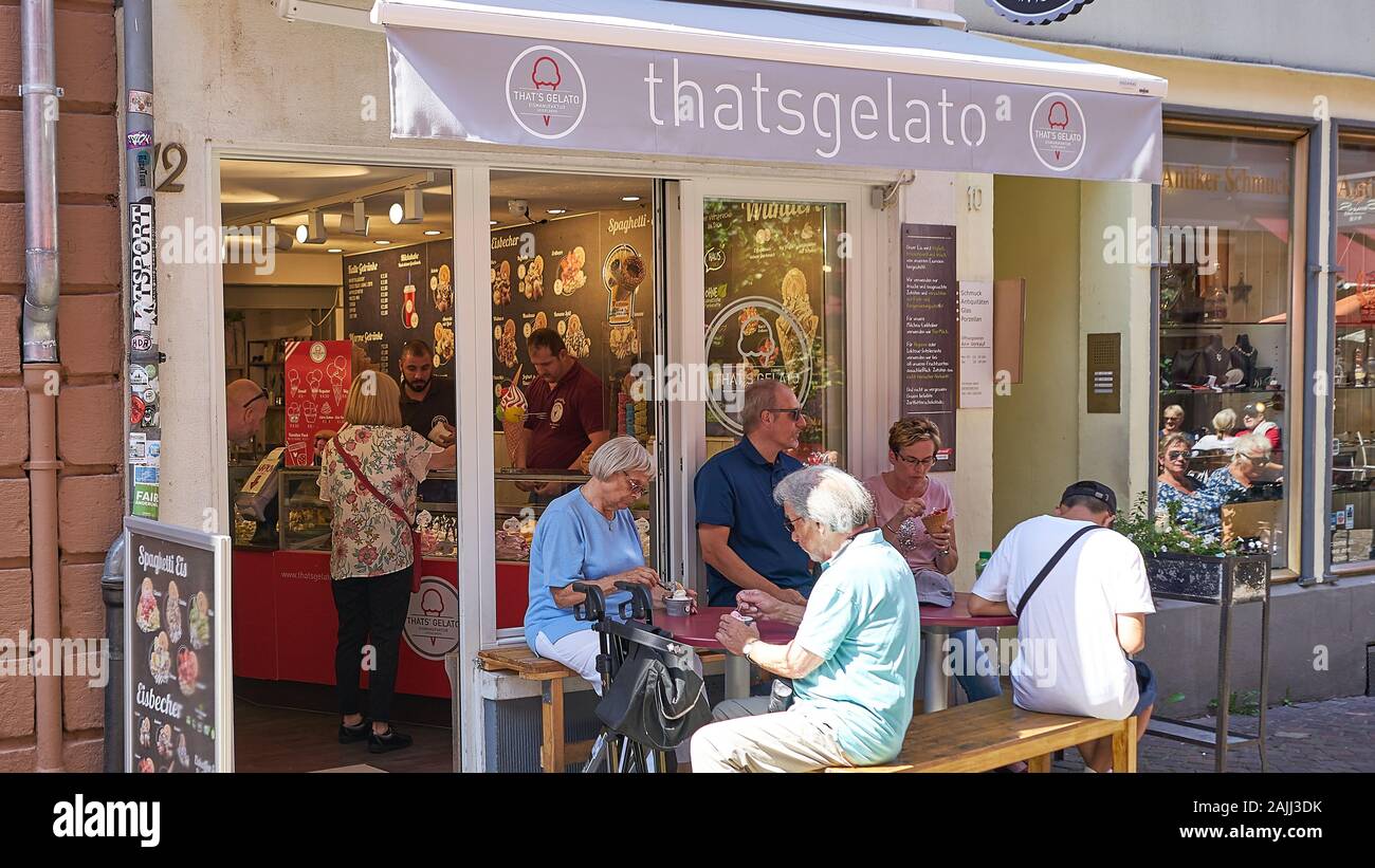 Seniors gelato shop hi-res stock photography and images - Alamy
