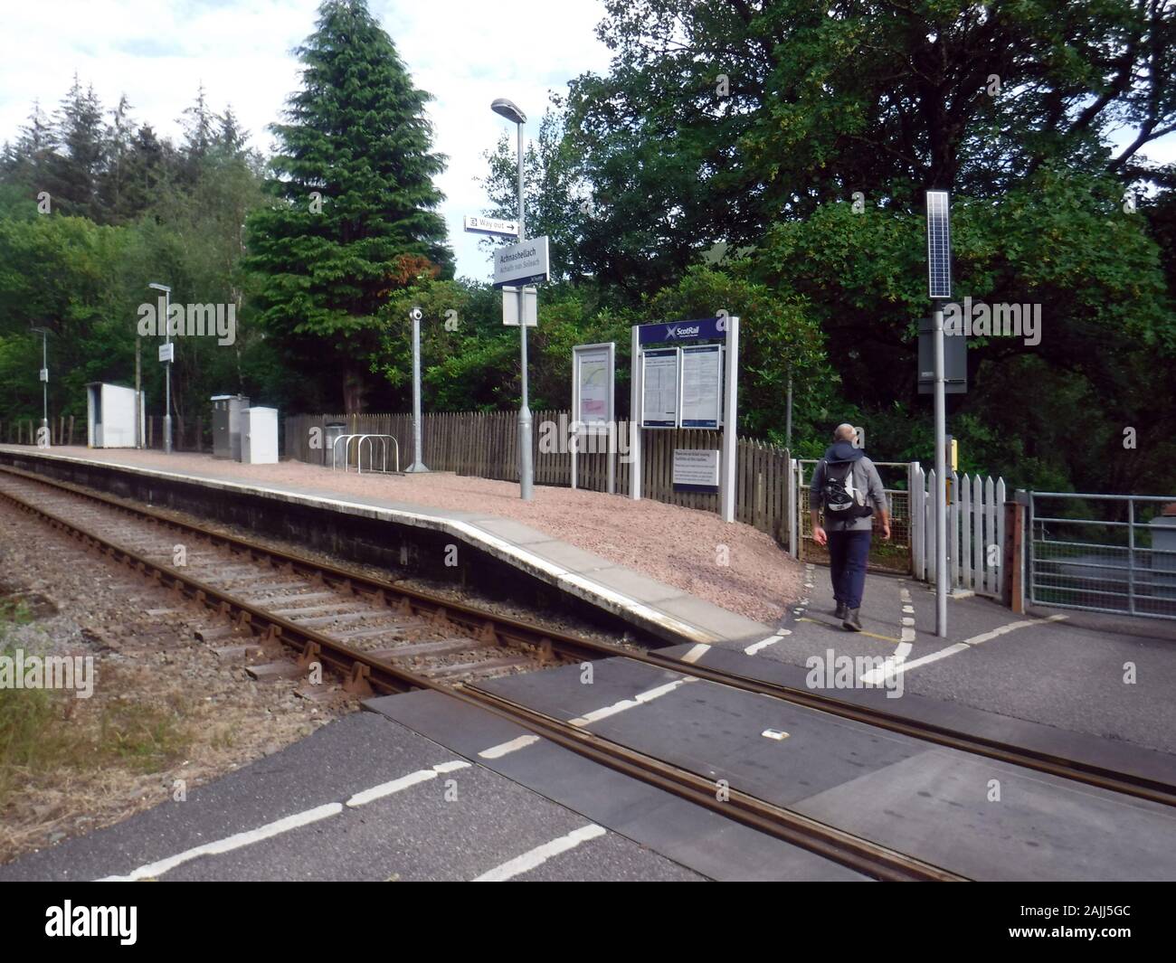 Train station uk unmanned hi-res stock photography and images - Alamy