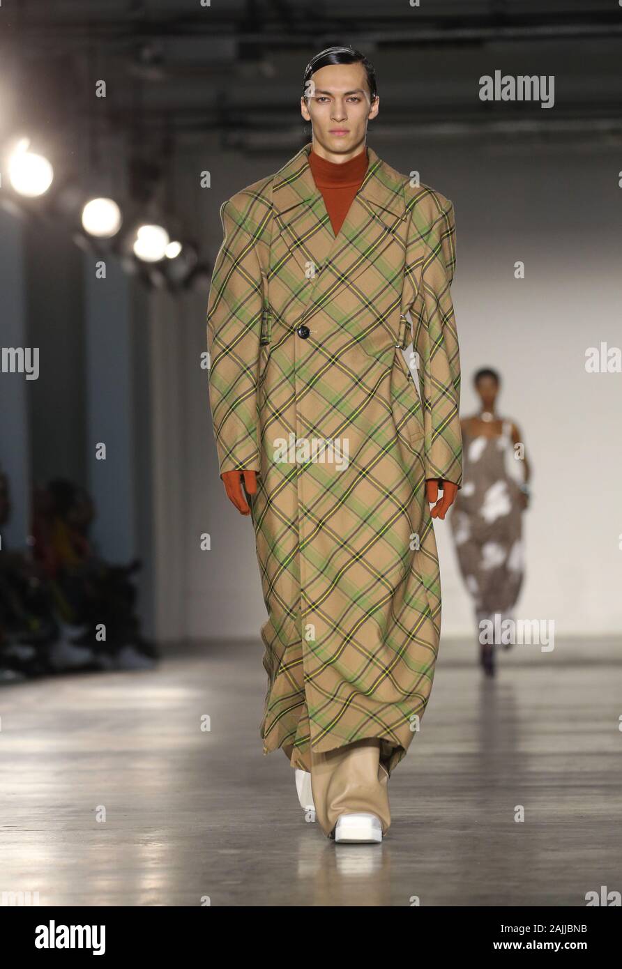 Ss20 fashion hi-res stock photography and images - Alamy