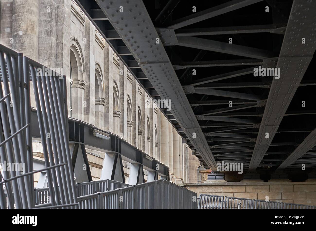 Interesting architectural structures with converging lines of steel and ...