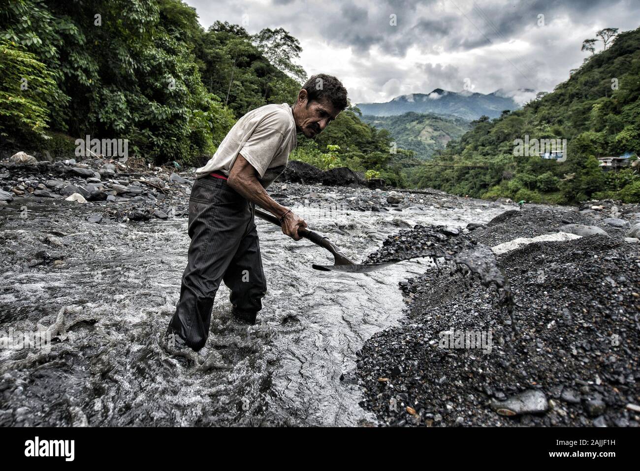 Muzo, Boyaca, Colombia. 13th Aug, 2017. A guaquero looking for emeralds ...