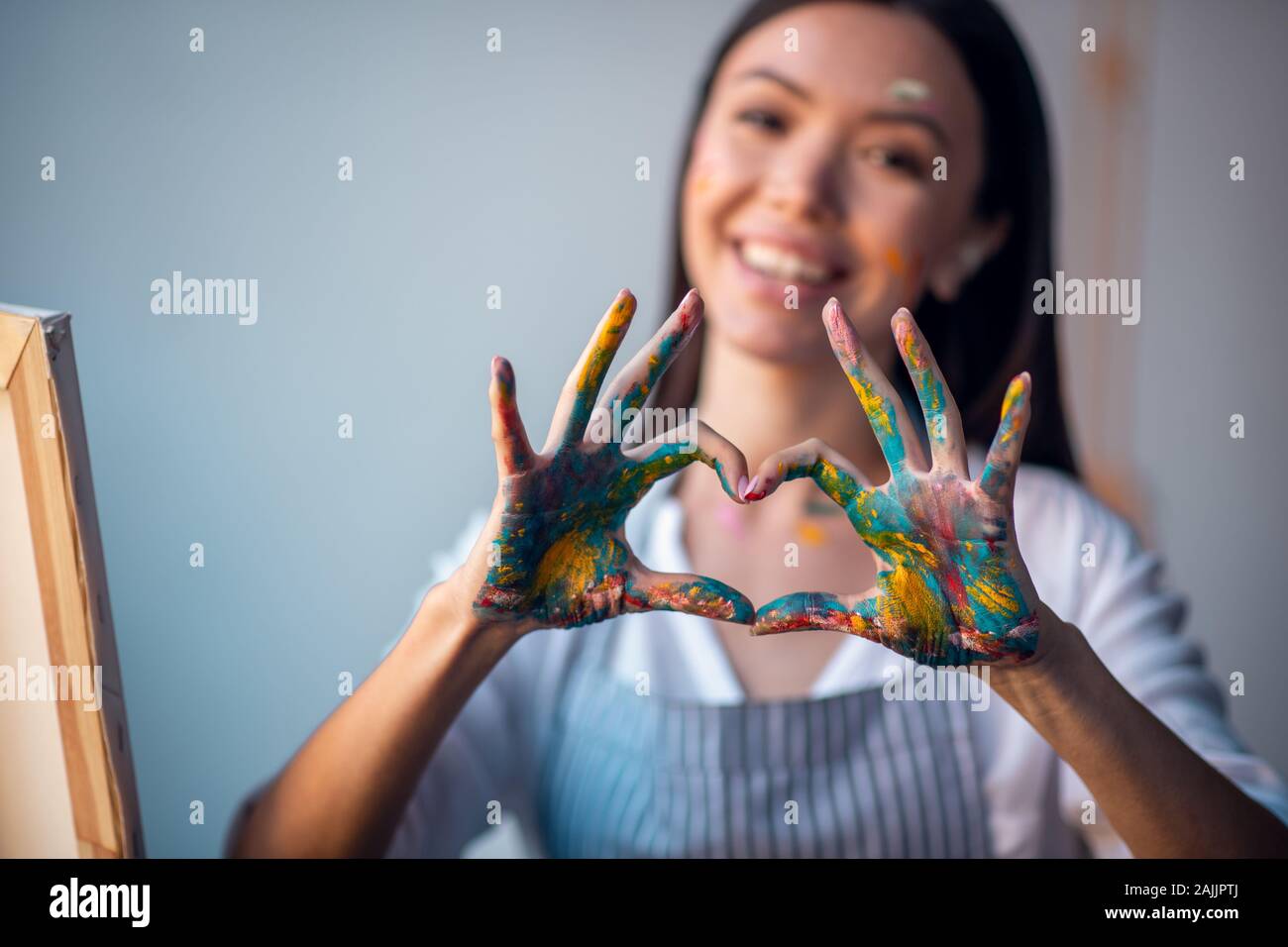 Hands in paint hi-res stock photography and images - Alamy