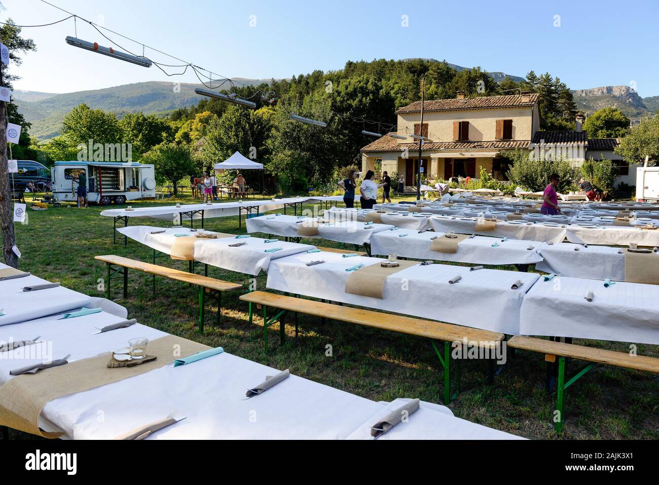 Rustic garden party hi-res stock photography and images - Alamy