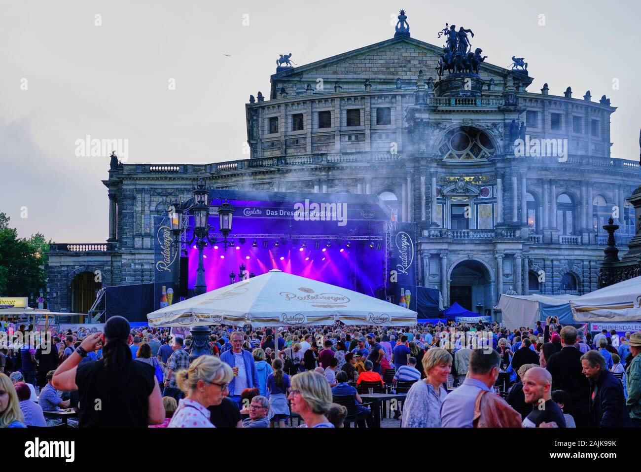 Large crowds popular event hi-res stock photography and images - Alamy