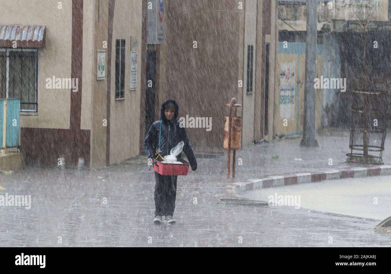 Gaza City, The Gaza Strip, Palestine. 4th Jan, 2020. A Palestinian boy ...