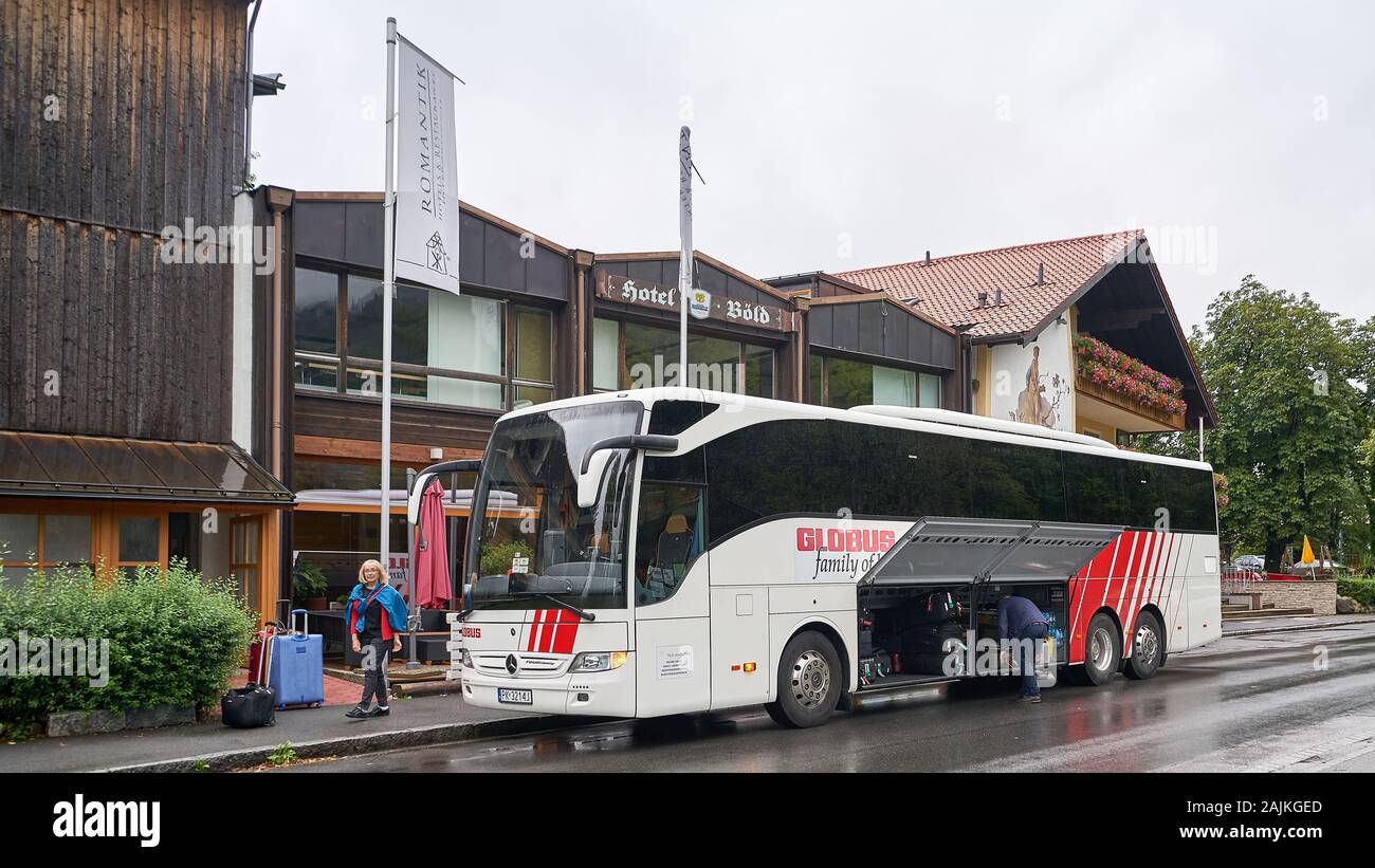 Globus bus tour hi-res stock photography and images - Alamy