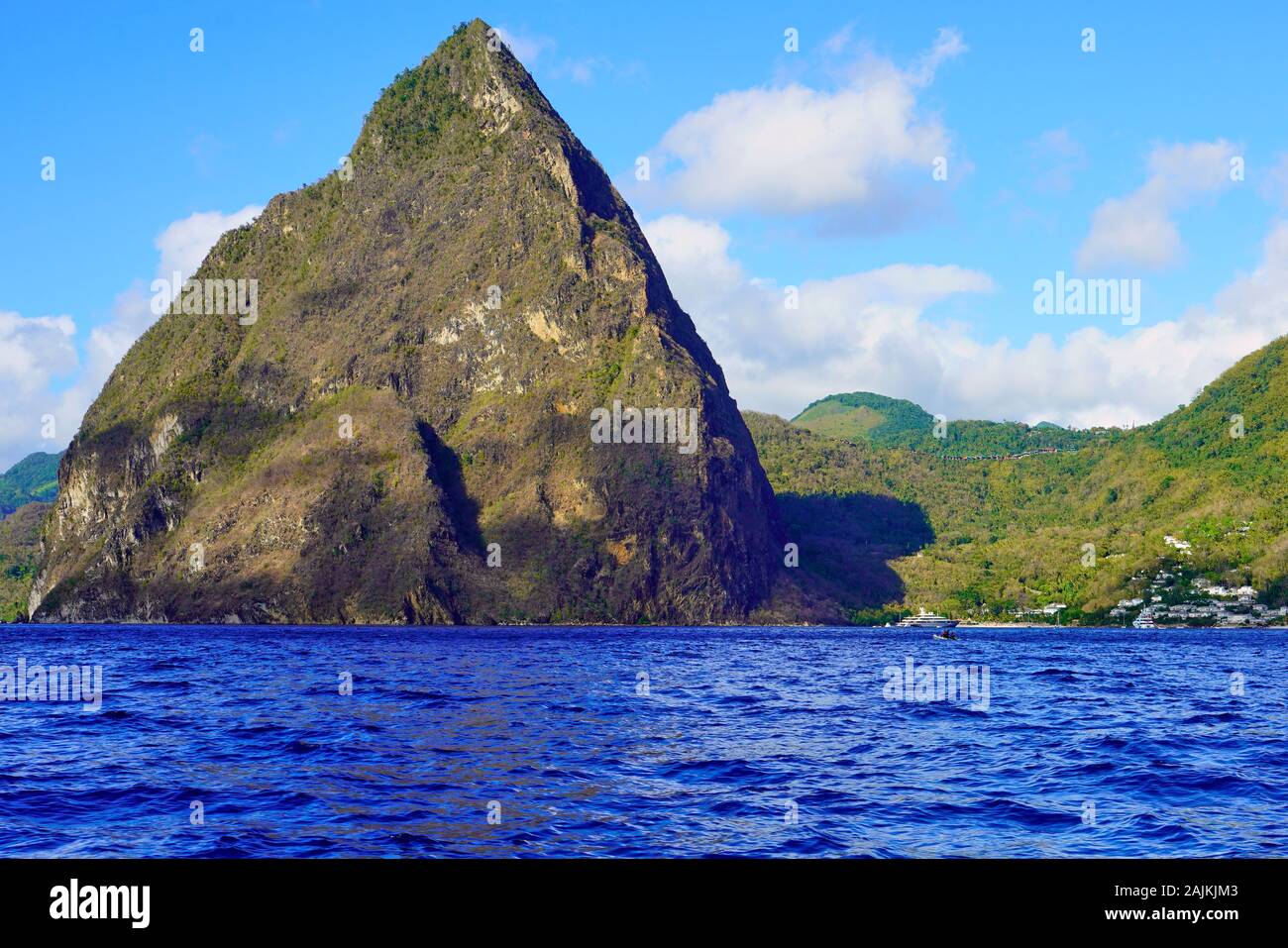 High speed motor boat speeding through water Stock Photo - Alamy