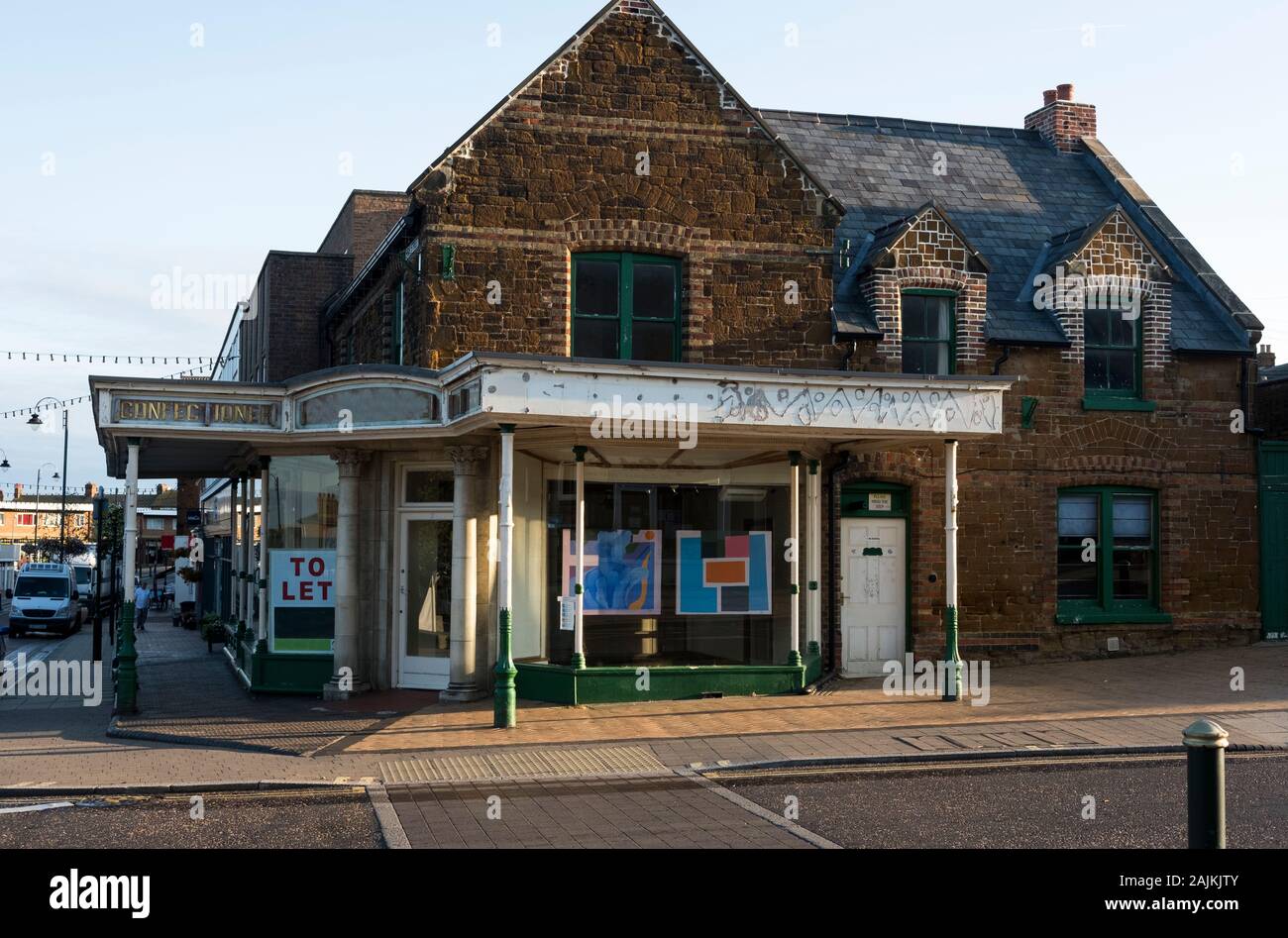Closed down shop Stock Photo - Alamy