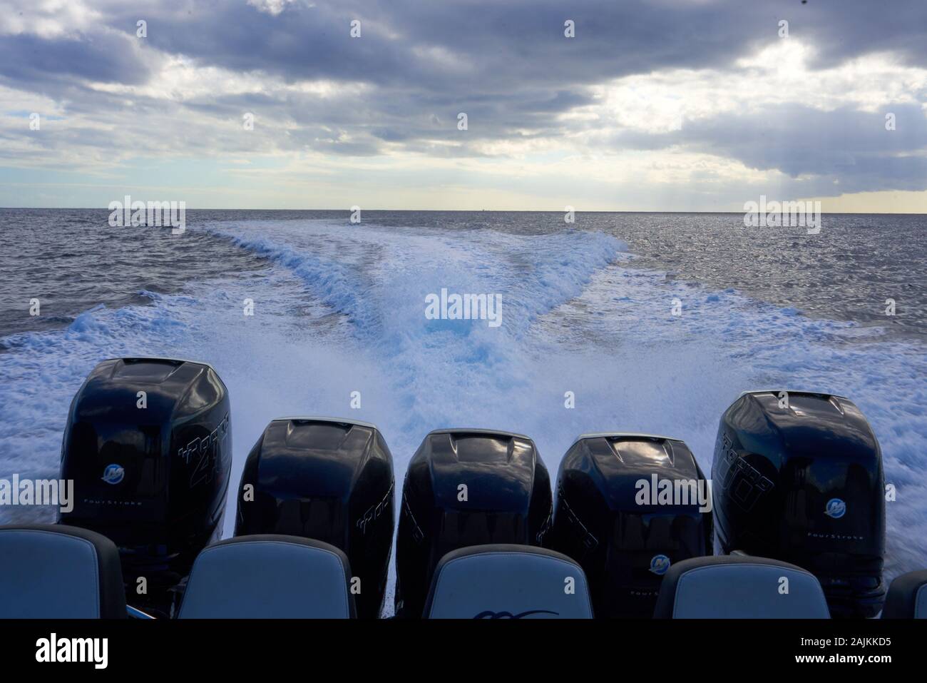 High speed motor boat speeding through water Stock Photo - Alamy