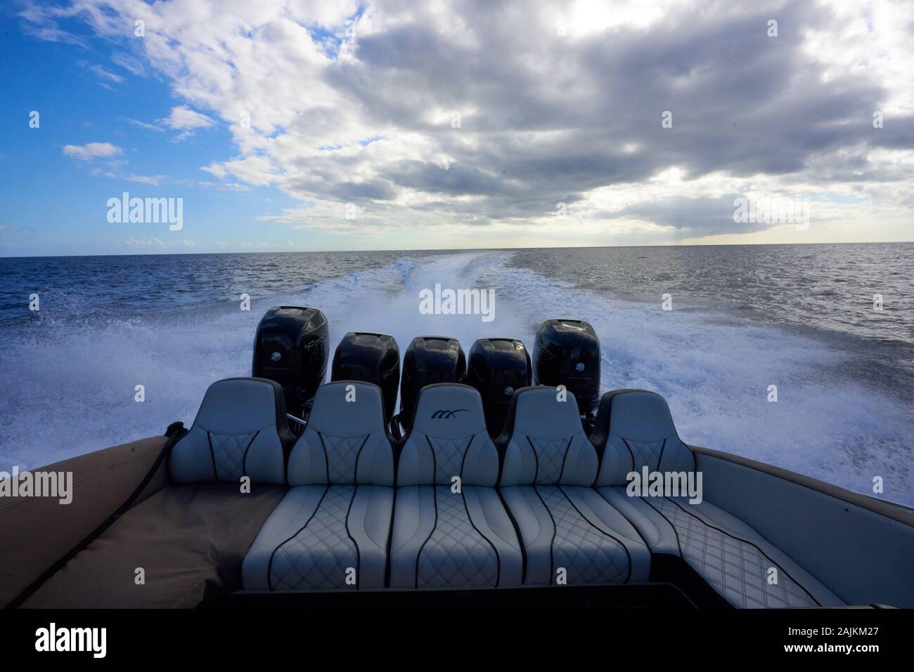 High speed motor boat speeding through water Stock Photo - Alamy