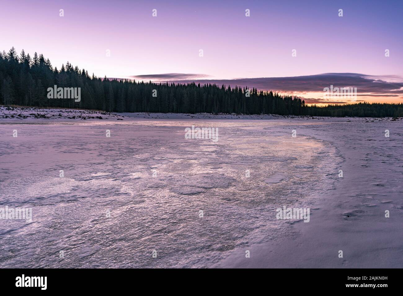 Empty lake hi-res stock photography and images - Alamy