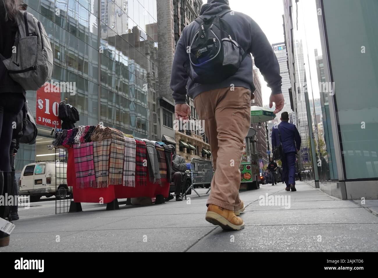 Busy morning commute street new york hi-res stock photography and ...
