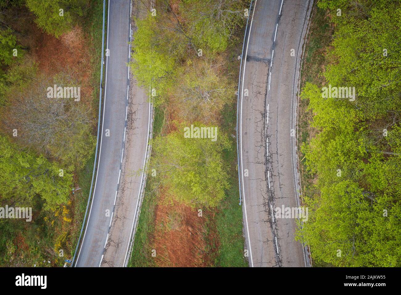 Two roads hi-res stock photography and images - Alamy