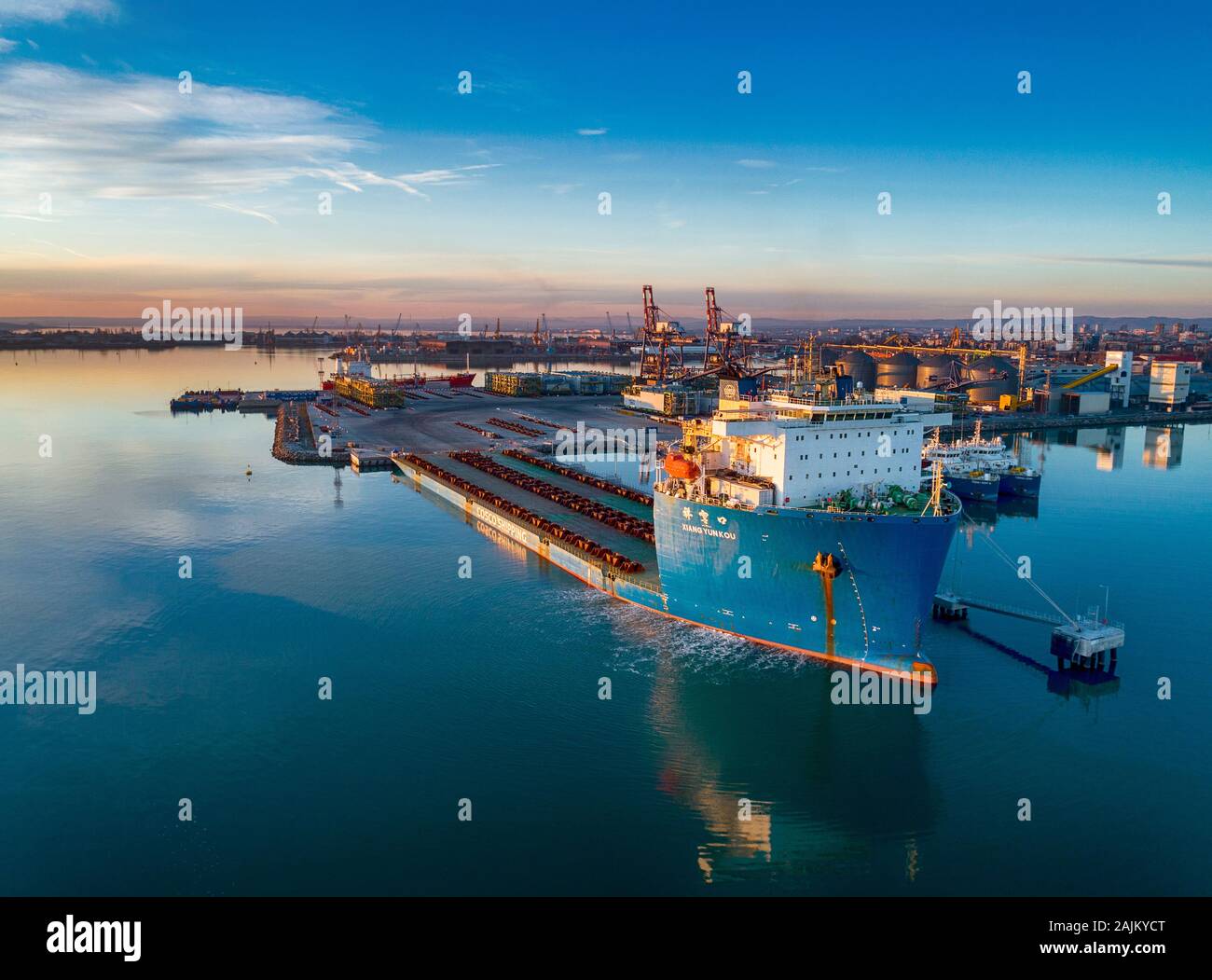 Front loading ship hi-res stock photography and images - Alamy