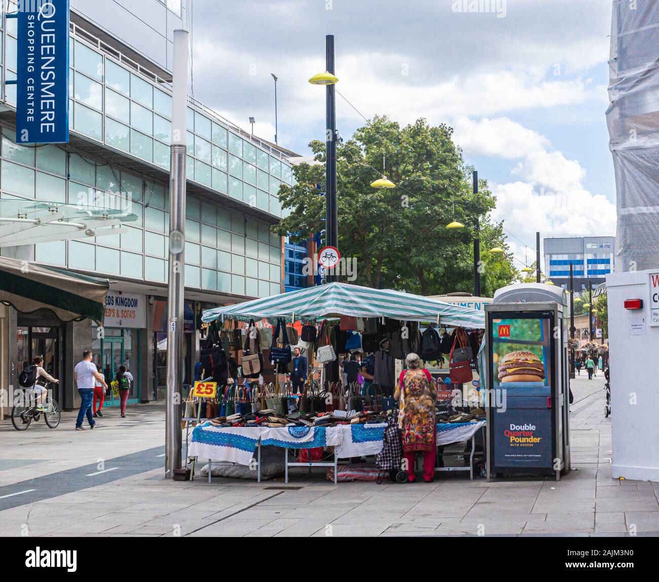 Shopping diversity hi-res stock photography and images - Alamy
